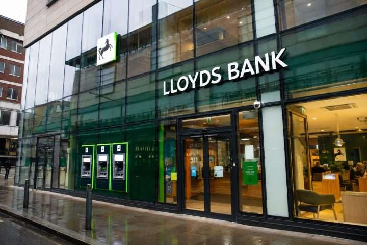 Lloyds Banking Group share price slips as motor finance delay tests ...