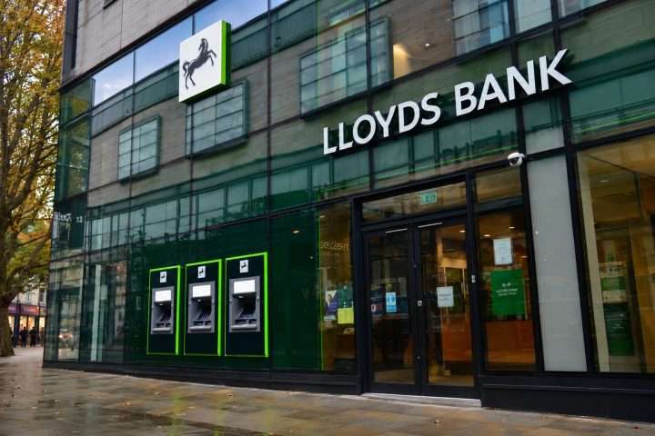 Lloyds Banking Group (LSE: LLOY) stays close to 105p after Starmer resigns